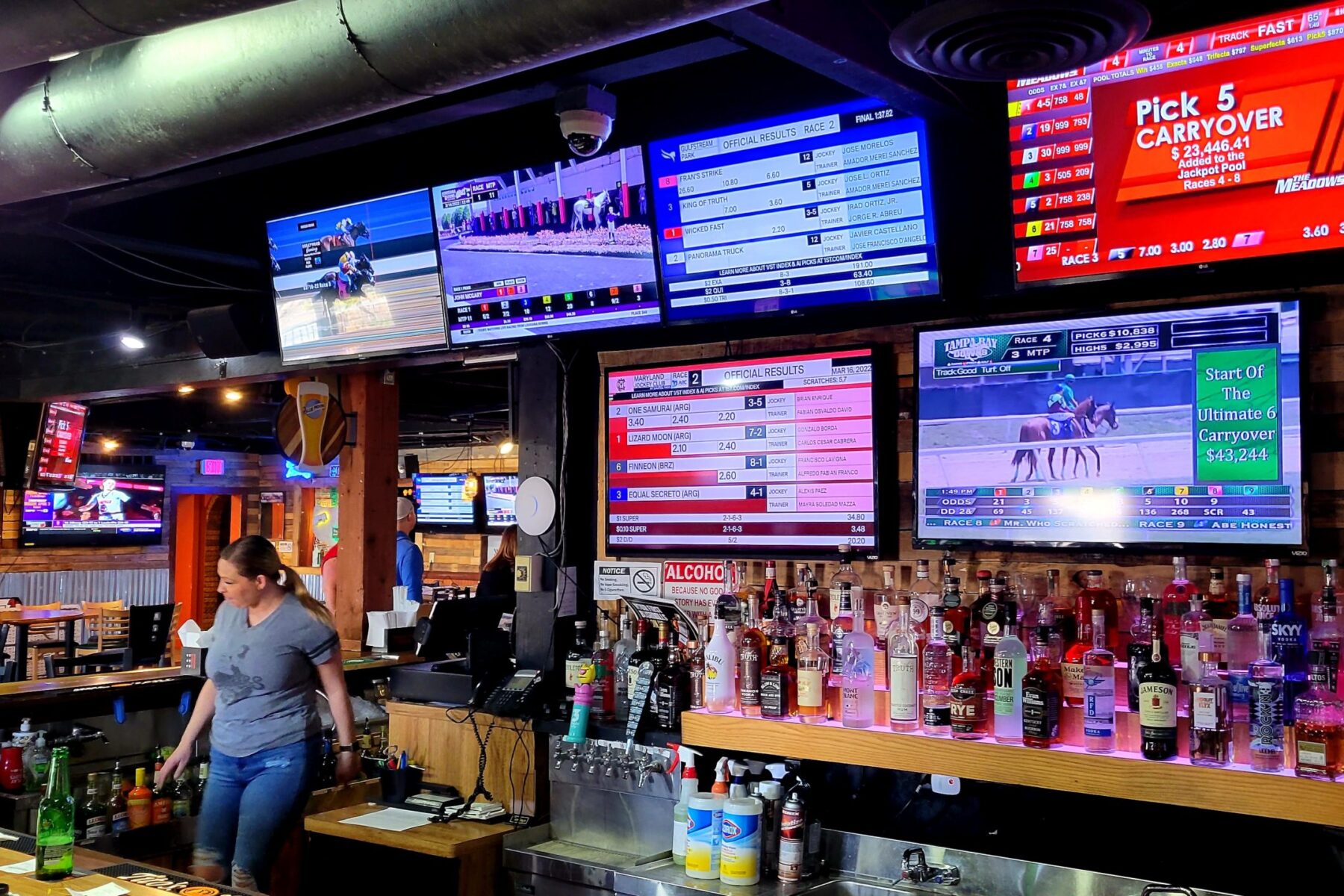 Club Hawthorne at Shooter’s Bar in Rockford – Hawthorne Race Course